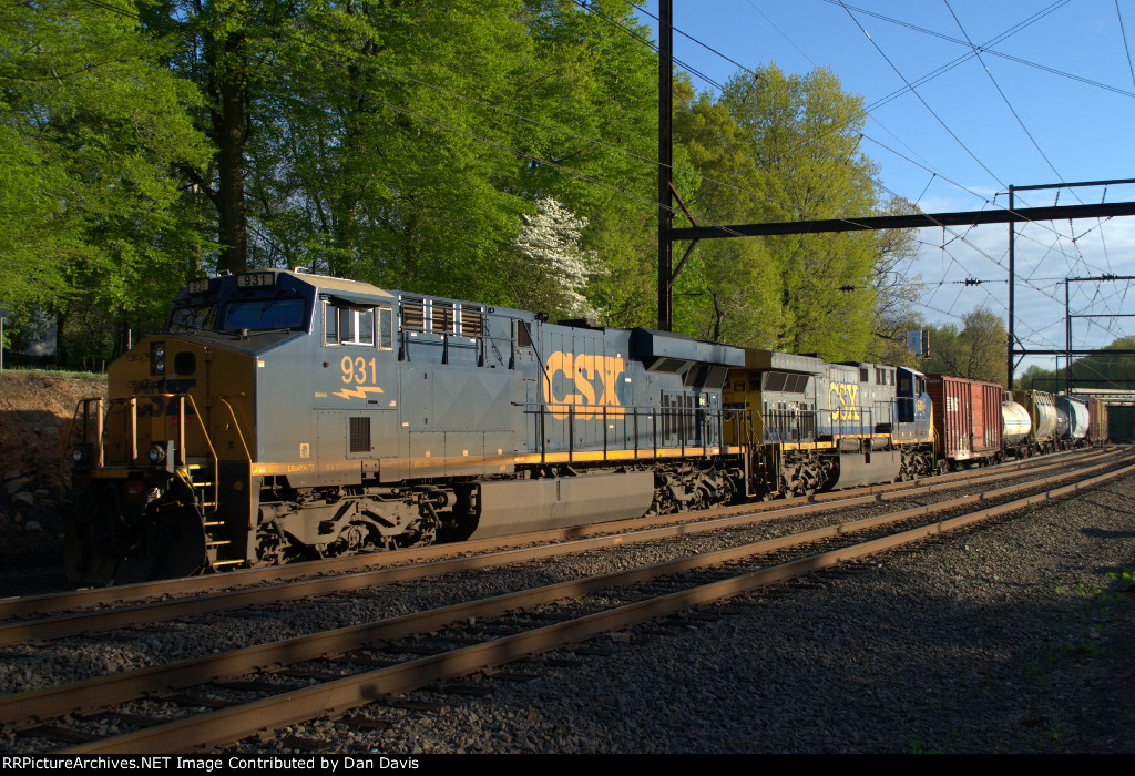 CSX ES44AH 931 leads Q410-28